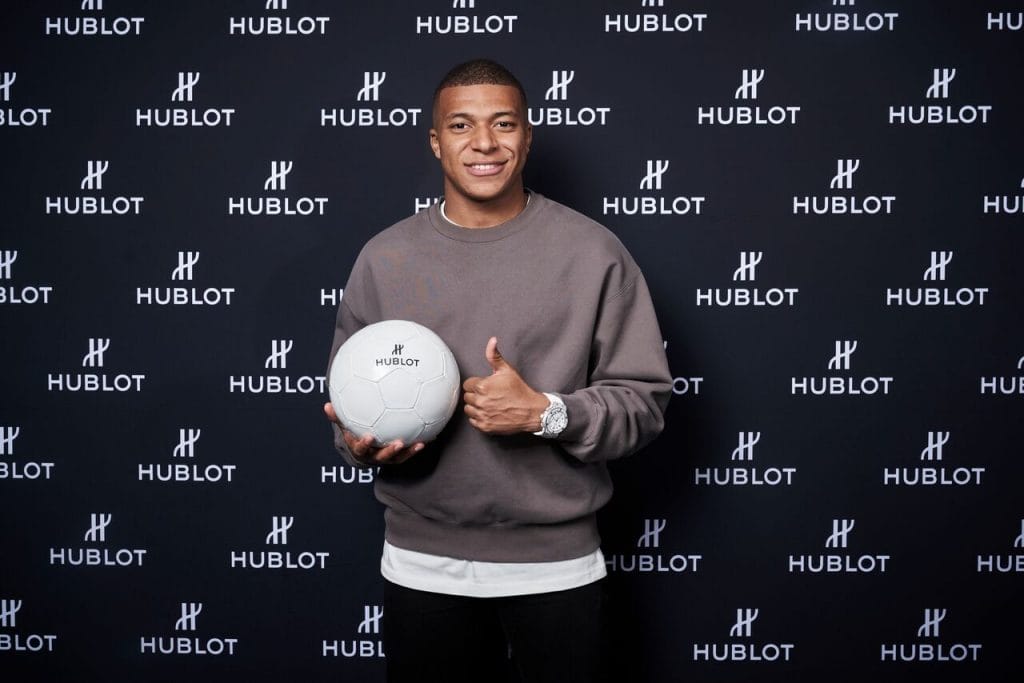 Kylian Mbappé visite la manufacture horlogère Hublot à Nyon - Passion ...